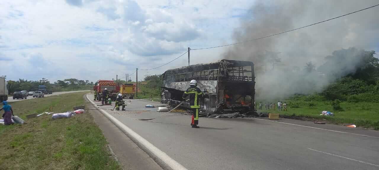 Un car totalement calciné sur l'autoroute du nord en Côte-d’Ivoire ...