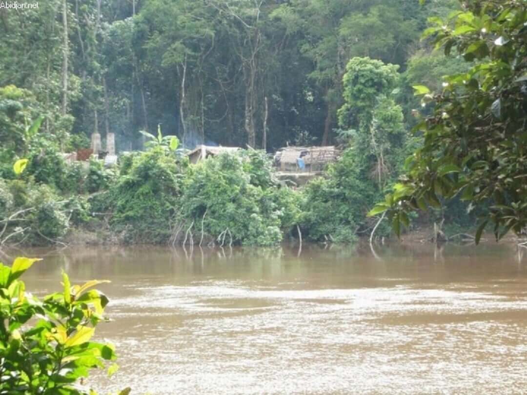 Une dizaine de villages encore sous les eaux du fleuve Cavally à ...