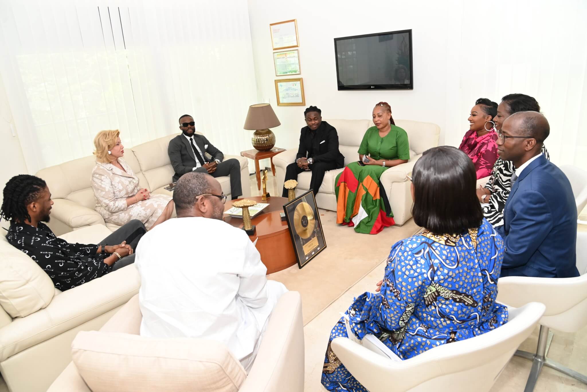 Le rappeur Didi B offre un chèque de 3 millions Fcfa à la Fondation ...