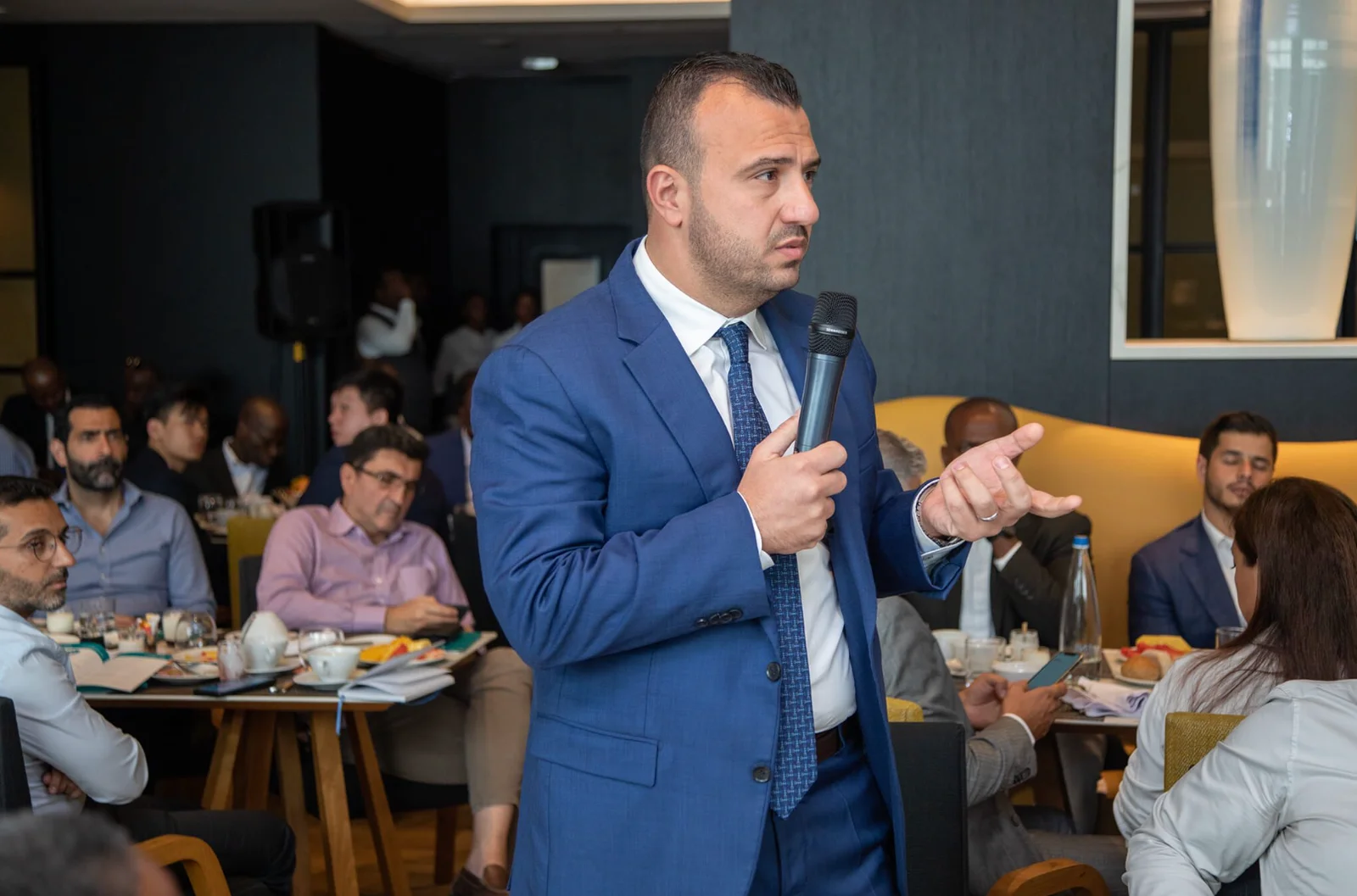 Soupçons de "fraude sur nationalité et trafic de passeport", Abbas ...