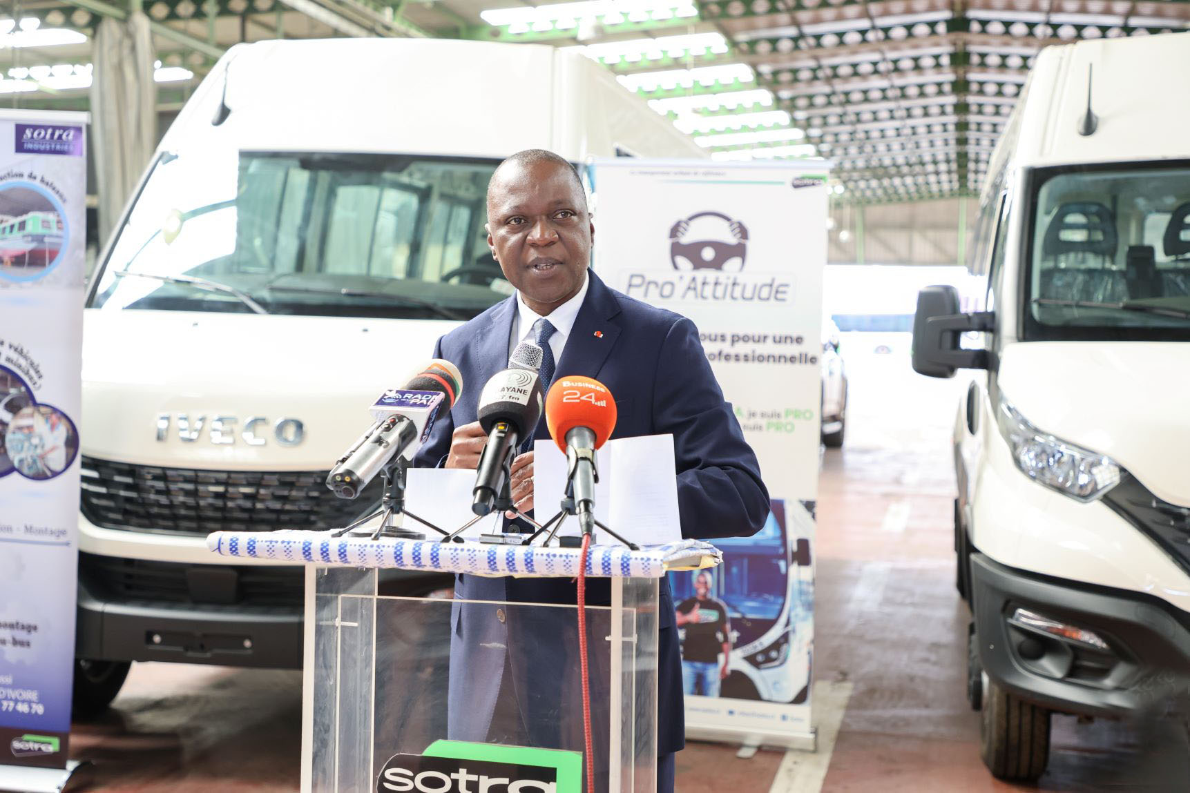 Près de 300 autobus neufs et une dizaine de bateaux-bus pour la Sotra à ...