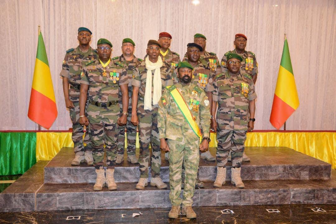 Au Mali les nouveaux Généraux reçoivent leurs Attributs ...