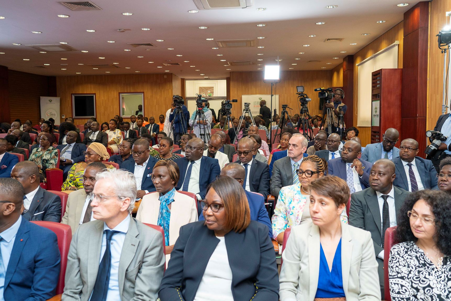 Économie, plan et développement: La ministre Nialé Kaba présente la politique économique et de ...